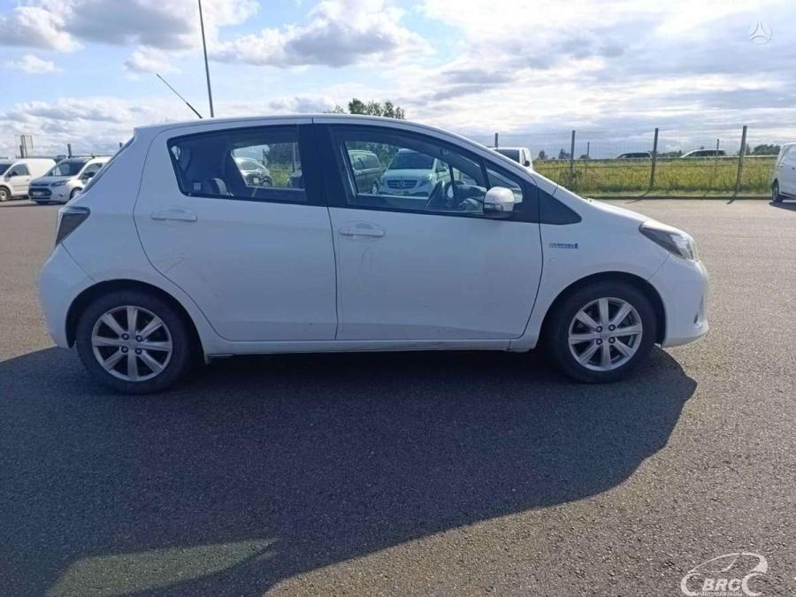 White Toyota Yaris 2013 in Vilnius, with an engine capacity of 1.50 L and mileage of 130 thousand km for 5900 €, photo 8 on AUTOMOTO.COM.LV