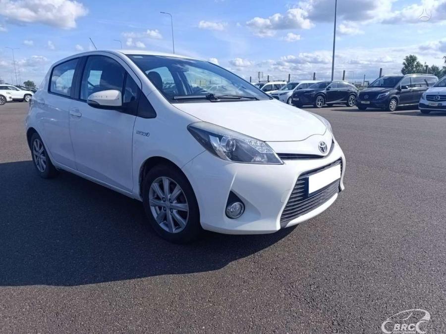 White Toyota Yaris 2013 in Vilnius, with an engine capacity of 1.50 L and mileage of 130 thousand km for 5900 €, photo 9 on AUTOMOTO.COM.LV