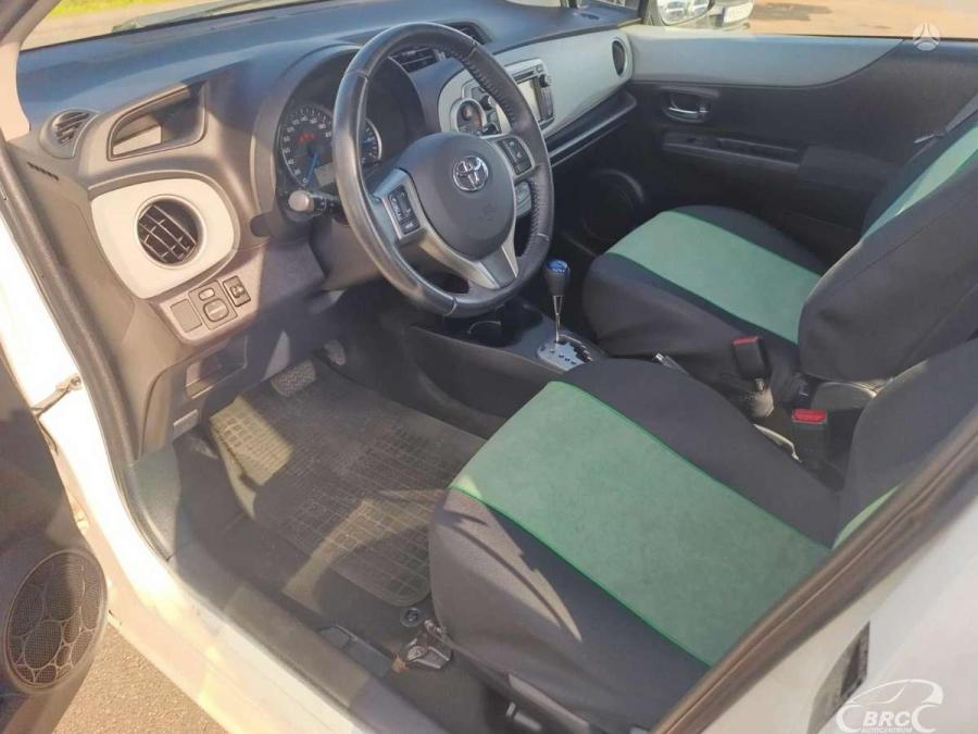 White Toyota Yaris 2013 in Vilnius, with an engine capacity of 1.50 L and mileage of 130 thousand km for 5900 €, photo 12 on AUTOMOTO.COM.LV