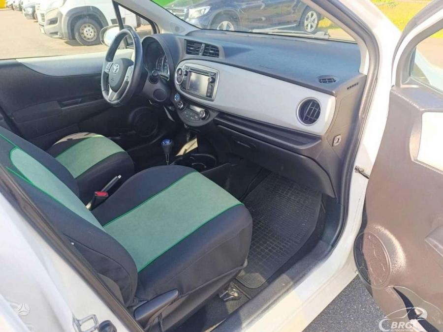White Toyota Yaris 2013 in Vilnius, with an engine capacity of 1.50 L and mileage of 130 thousand km for 5900 €, photo 13 on AUTOMOTO.COM.LV