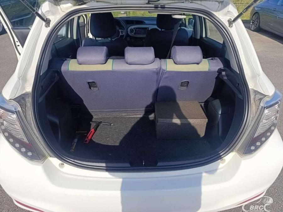 White Toyota Yaris 2013 in Vilnius, with an engine capacity of 1.50 L and mileage of 130 thousand km for 5900 €, photo 30 on AUTOMOTO.COM.LV