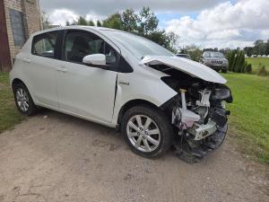 White Toyota Yaris 2013 in Alytus, with an engine capacity of 1.50 L and mileage of 250 thousand km for 2429 €, photo 4 on AUTOMOTO.COM.LV