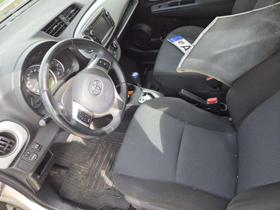 White Toyota Yaris 2013 in Alytus, with an engine capacity of 1.50 L and mileage of 250 thousand km for 2429 €, photo 13 on AUTOMOTO.COM.LV