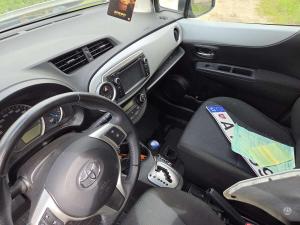 White Toyota Yaris 2013 in Alytus, with an engine capacity of 1.50 L and mileage of 250 thousand km for 2429 €, photo 14 on AUTOMOTO.COM.LV