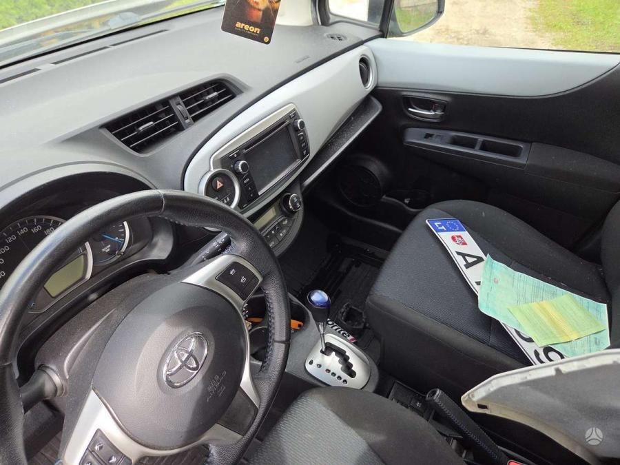 White Toyota Yaris 2013 in Alytus, with an engine capacity of 1.50 L and mileage of 250 thousand km for 2429 €, photo 14 on AUTOMOTO.COM.LV