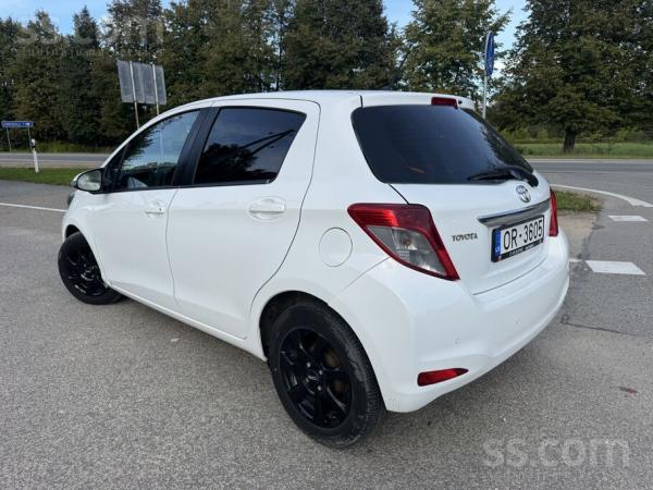 White Toyota Yaris 2013 in Ogre, with an engine capacity of 1.40 L and mileage of 178 thousand km for 5650 €, photo 4 on AUTOMOTO.COM.LV