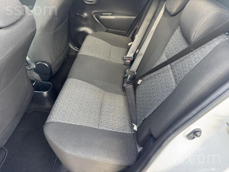 Balts Toyota Yaris 2013 Ogre, ar dzinēja tilpumu 1.40 L un nobraukumu 178 tūkst. km par 5650 €, foto 21 vietnē AUTOMOTO.COM.LV