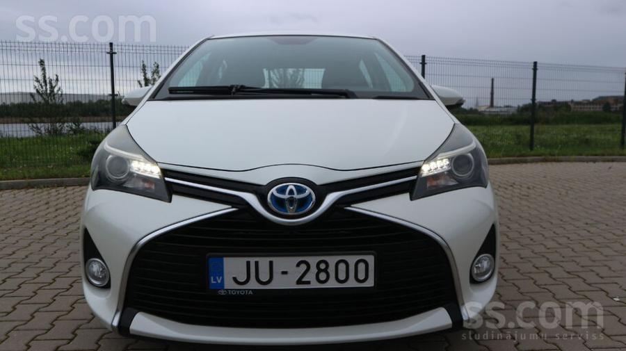 White Toyota Yaris 2014 in Riga, with an engine capacity of 1.50 L and mileage of 100 thousand km for 6850 €, photo 3 on AUTOMOTO.COM.LV