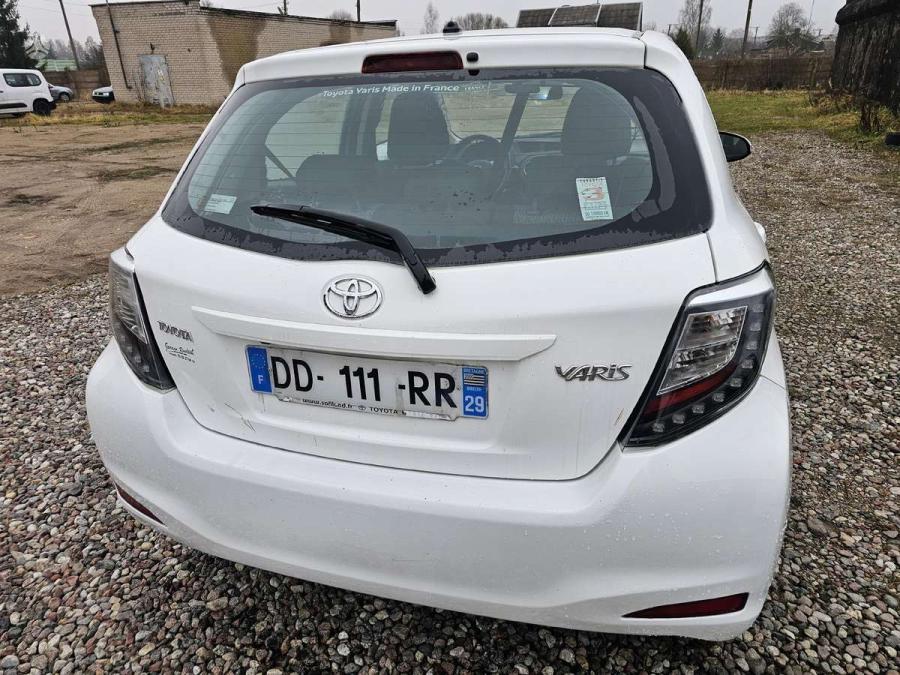 Balts Toyota Yaris 2014 Tauragė, ar dzinēja tilpumu 1.36 L un nobraukumu 370 tūkst. km par 3000 €, foto 11 vietnē AUTOMOTO.COM.LV