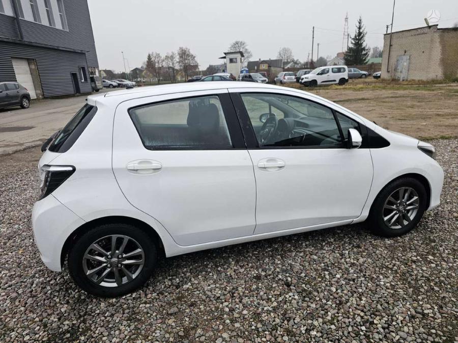 Balts Toyota Yaris 2014 Tauragė, ar dzinēja tilpumu 1.36 L un nobraukumu 370 tūkst. km par 3000 €, foto 12 vietnē AUTOMOTO.COM.LV