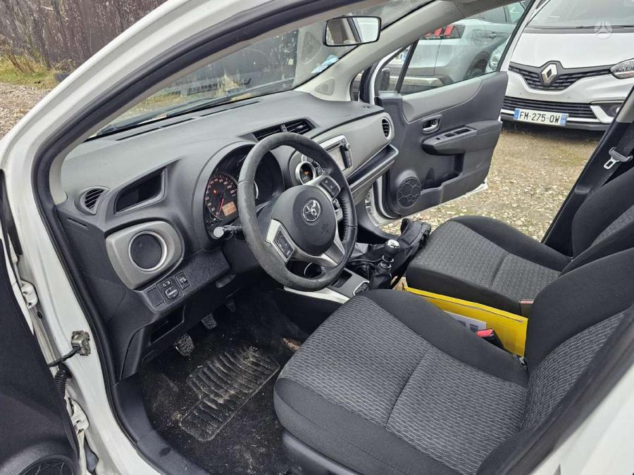 Balts Toyota Yaris 2014 Tauragė, ar dzinēja tilpumu 1.36 L un nobraukumu 370 tūkst. km par 3000 €, foto 17 vietnē AUTOMOTO.COM.LV