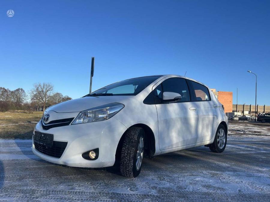 Balts Toyota Yaris 2014 Šauļi, ar dzinēja tilpumu 1.36 L un nobraukumu 190 tūkst. km par 4200 €, foto 1 vietnē AUTOMOTO.COM.LV