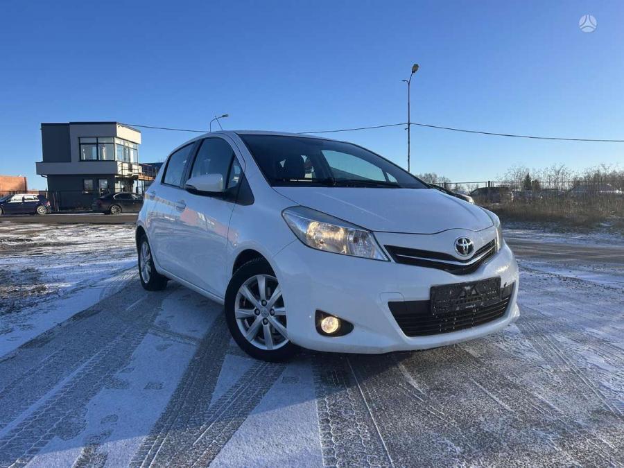Balts Toyota Yaris 2014 Šauļi, ar dzinēja tilpumu 1.36 L un nobraukumu 190 tūkst. km par 4200 €, foto 3 vietnē AUTOMOTO.COM.LV