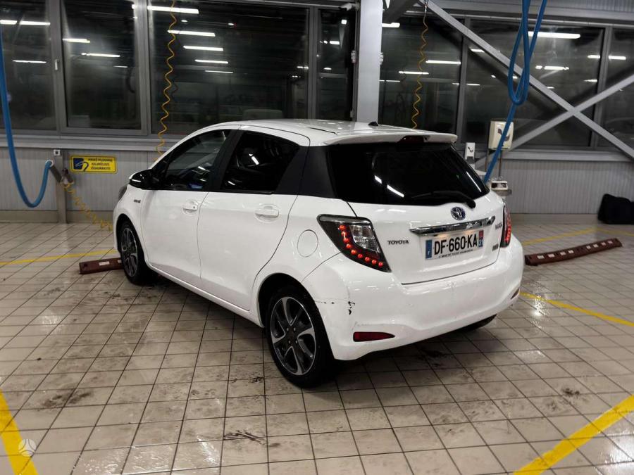 Balts Toyota Yaris 2014 Viļņa, ar dzinēja tilpumu 1.50 L un nobraukumu 178 tūkst. km par 7000 €, foto 3 vietnē AUTOMOTO.COM.LV