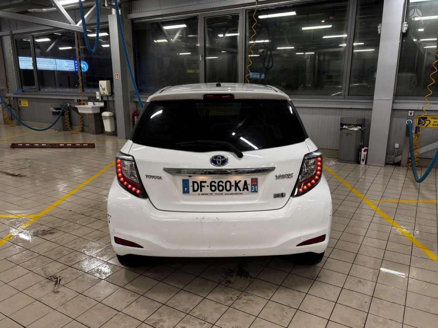 Balts Toyota Yaris 2014 Viļņa, ar dzinēja tilpumu 1.50 L un nobraukumu 178 tūkst. km par 7000 €, foto 4 vietnē AUTOMOTO.COM.LV