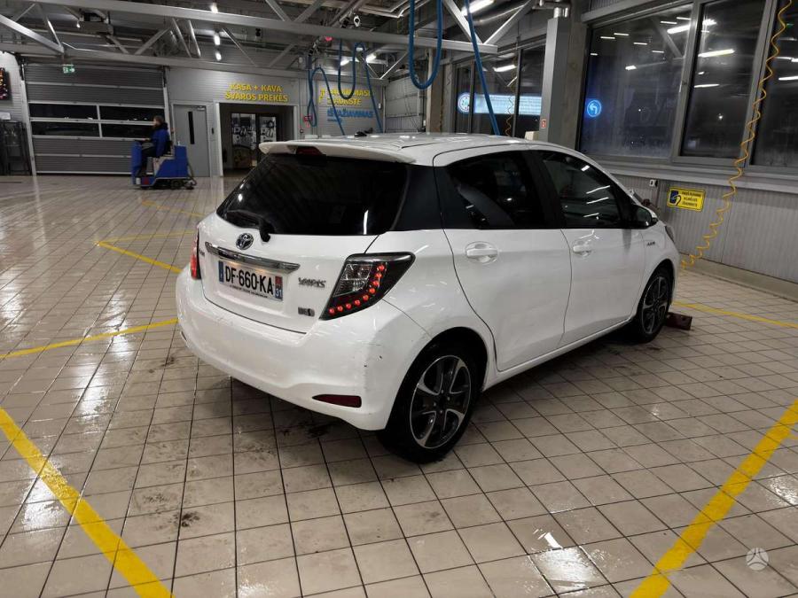 Balts Toyota Yaris 2014 Viļņa, ar dzinēja tilpumu 1.50 L un nobraukumu 178 tūkst. km par 7000 €, foto 5 vietnē AUTOMOTO.COM.LV