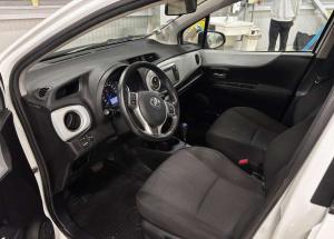 Balts Toyota Yaris 2014 Viļņa, ar dzinēja tilpumu 1.50 L un nobraukumu 178 tūkst. km par 7000 €, foto 9 vietnē AUTOMOTO.COM.LV