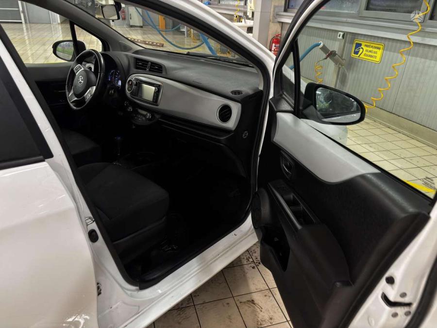 Balts Toyota Yaris 2014 Viļņa, ar dzinēja tilpumu 1.50 L un nobraukumu 178 tūkst. km par 7000 €, foto 11 vietnē AUTOMOTO.COM.LV