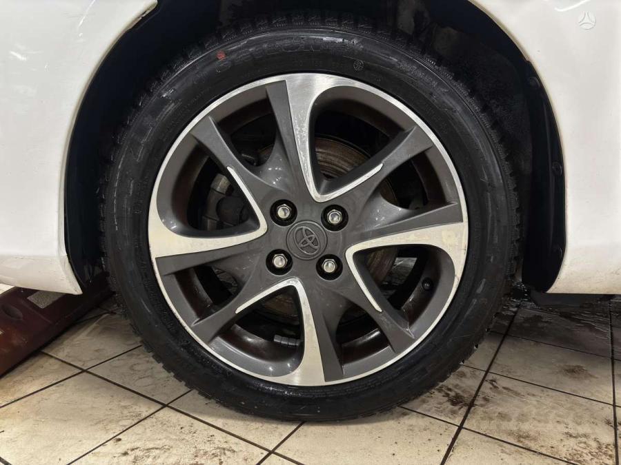 Balts Toyota Yaris 2014 Viļņa, ar dzinēja tilpumu 1.50 L un nobraukumu 178 tūkst. km par 7000 €, foto 18 vietnē AUTOMOTO.COM.LV
