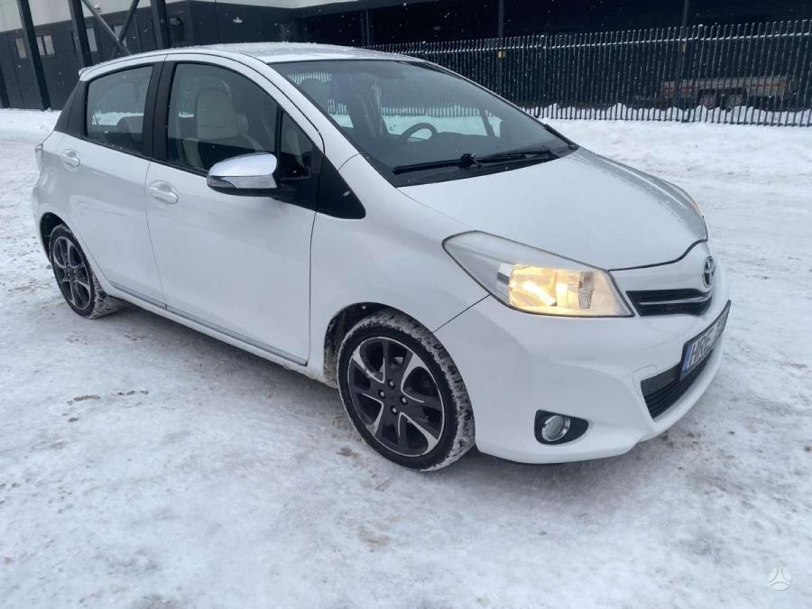 Balts Toyota Yaris 2014 Jonava, ar dzinēja tilpumu 1.00 L un nobraukumu 84 tūkst. km par 5900 €, foto 1 vietnē AUTOMOTO.COM.LV