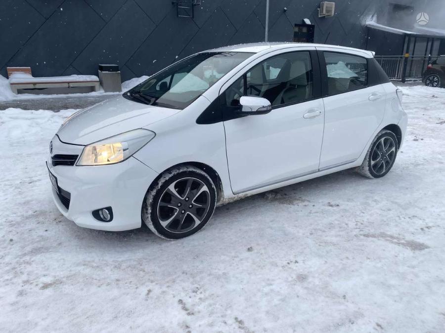Balts Toyota Yaris 2014 Jonava, ar dzinēja tilpumu 1.00 L un nobraukumu 84 tūkst. km par 5900 €, foto 2 vietnē AUTOMOTO.COM.LV