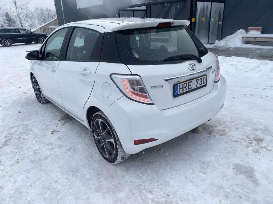 Balts Toyota Yaris 2014 Jonava, ar dzinēja tilpumu 1.00 L un nobraukumu 84 tūkst. km par 5900 €, foto 4 vietnē AUTOMOTO.COM.LV