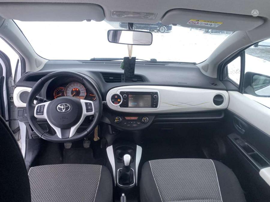 Balts Toyota Yaris 2014 Jonava, ar dzinēja tilpumu 1.00 L un nobraukumu 84 tūkst. km par 5900 €, foto 7 vietnē AUTOMOTO.COM.LV