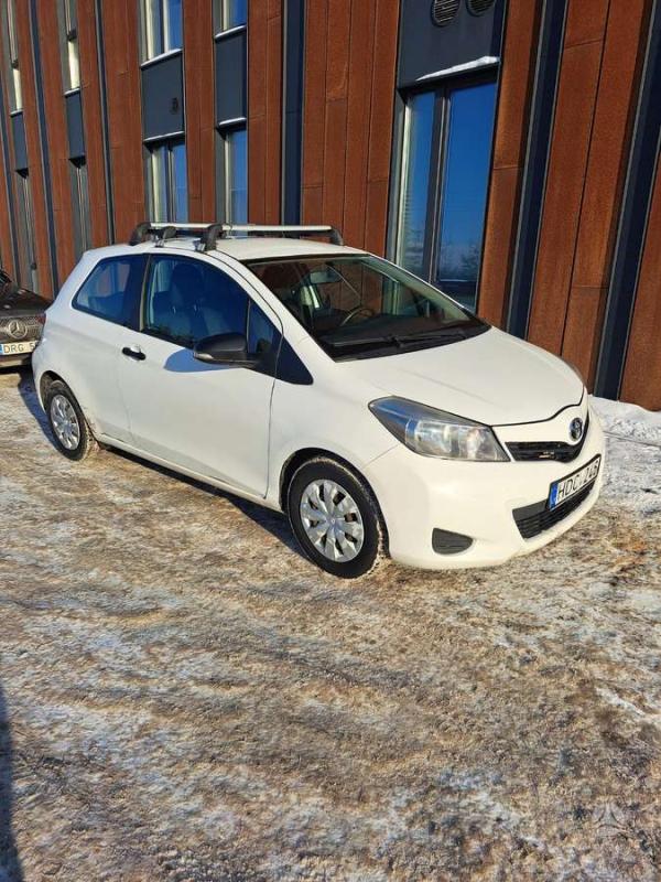White Toyota Yaris 2014 in Kaunas, with an engine capacity of 1.00 L and mileage of 230 thousand km for 5500 €, photo 1 on AUTOMOTO.COM.LV