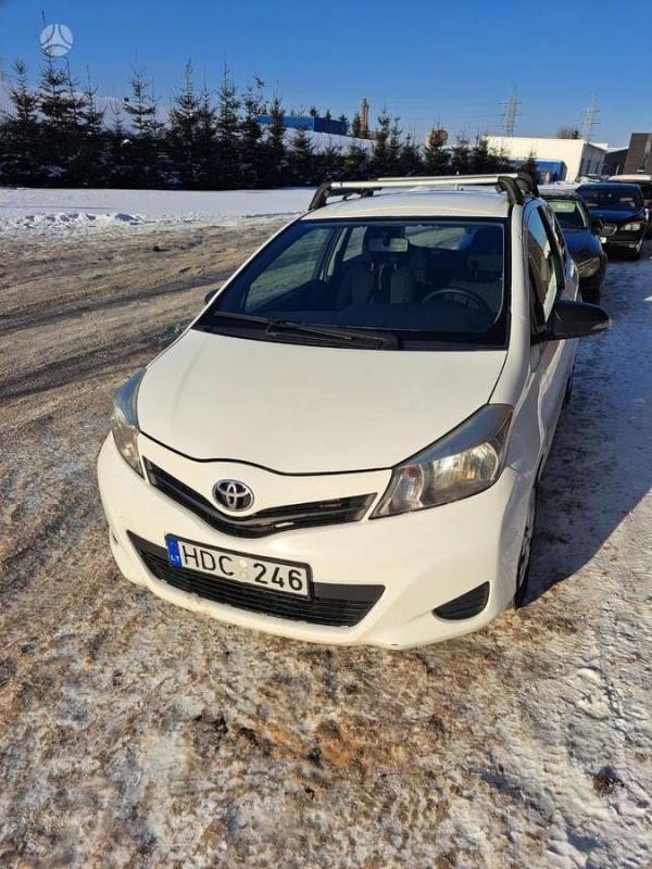 White Toyota Yaris 2014 in Kaunas, with an engine capacity of 1.00 L and mileage of 230 thousand km for 5500 €, photo 3 on AUTOMOTO.COM.LV