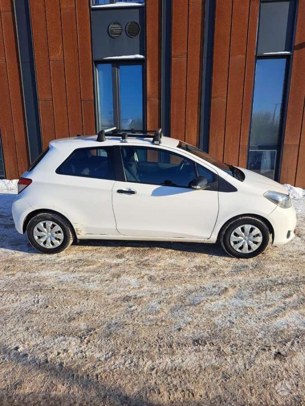 White Toyota Yaris 2014 in Kaunas, with an engine capacity of 1.00 L and mileage of 230 thousand km for 5500 €, photo 7 on AUTOMOTO.COM.LV