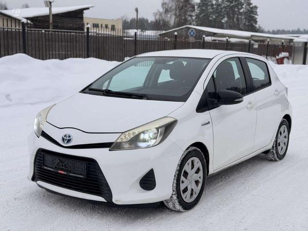 White Toyota Yaris 2014 in Vilnius, with an engine capacity of 1.50 L and mileage of 222 thousand km for 6950 €, photo 1 on AUTOMOTO.COM.LV
