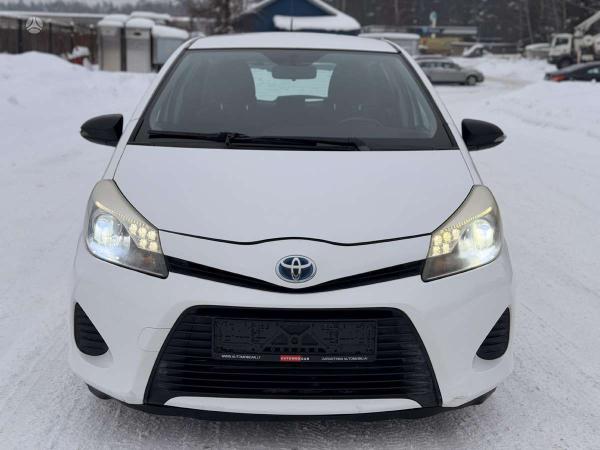 White Toyota Yaris 2014 in Vilnius, with an engine capacity of 1.50 L and mileage of 222 thousand km for 6950 €, photo 2 on AUTOMOTO.COM.LV