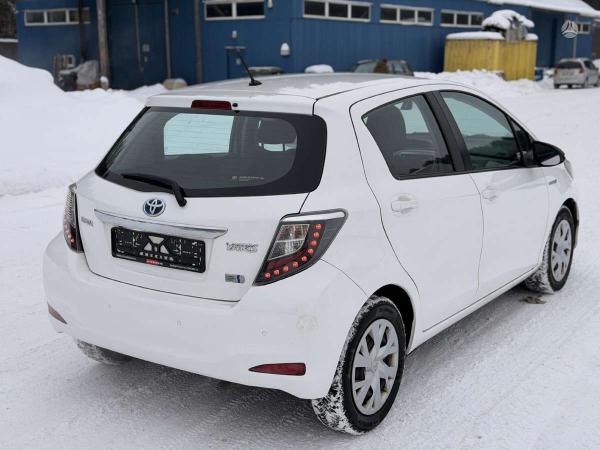 White Toyota Yaris 2014 in Vilnius, with an engine capacity of 1.50 L and mileage of 222 thousand km for 6950 €, photo 3 on AUTOMOTO.COM.LV