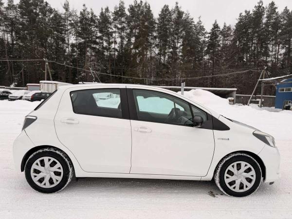 White Toyota Yaris 2014 in Vilnius, with an engine capacity of 1.50 L and mileage of 222 thousand km for 6950 €, photo 4 on AUTOMOTO.COM.LV