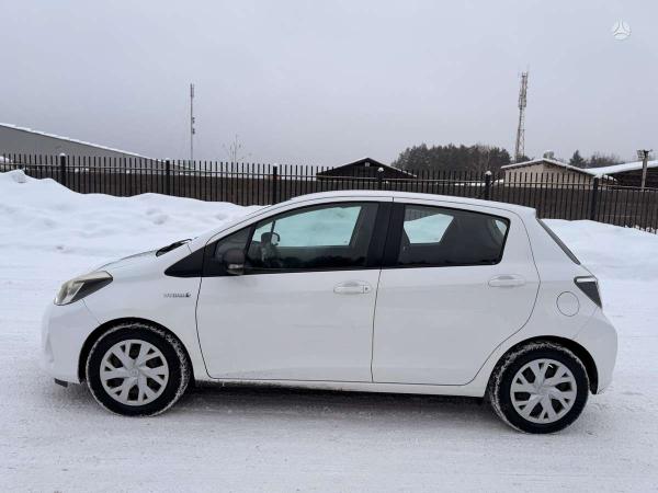 White Toyota Yaris 2014 in Vilnius, with an engine capacity of 1.50 L and mileage of 222 thousand km for 6950 €, photo 10 on AUTOMOTO.COM.LV