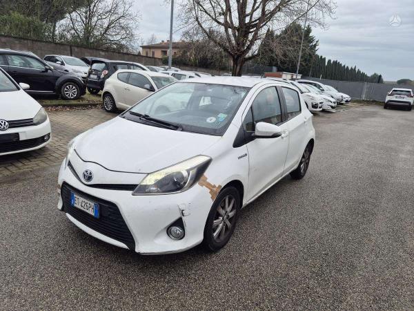 White Toyota Yaris 2014 in Panevezys, with an engine capacity of 1.50 L and mileage of 137 thousand km for 4800 €, photo 1 on AUTOMOTO.COM.LV
