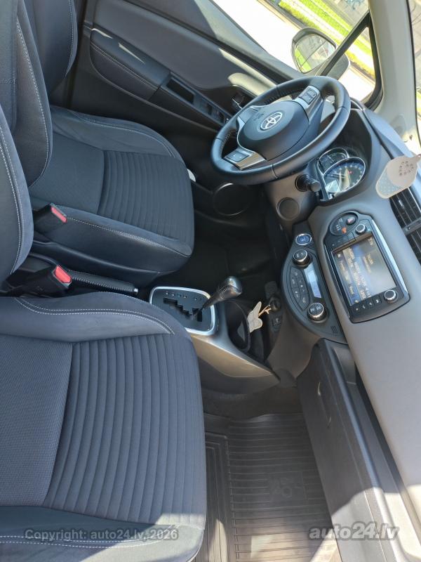 Balts Toyota Yaris 2014 Tallina, ar dzinēja tilpumu 1.50 L un nobraukumu 97 tūkst. km par 10900 €, foto 5 vietnē AUTOMOTO.COM.LV
