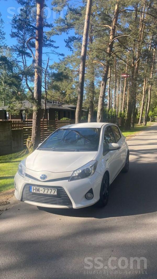 Белый Тойота Ярис 2014 в Рига, объемом двигателя 1.50 л и пробегом 300 тыс. км за 6500 €, фото 3 на AUTOMOTO.COM.LV