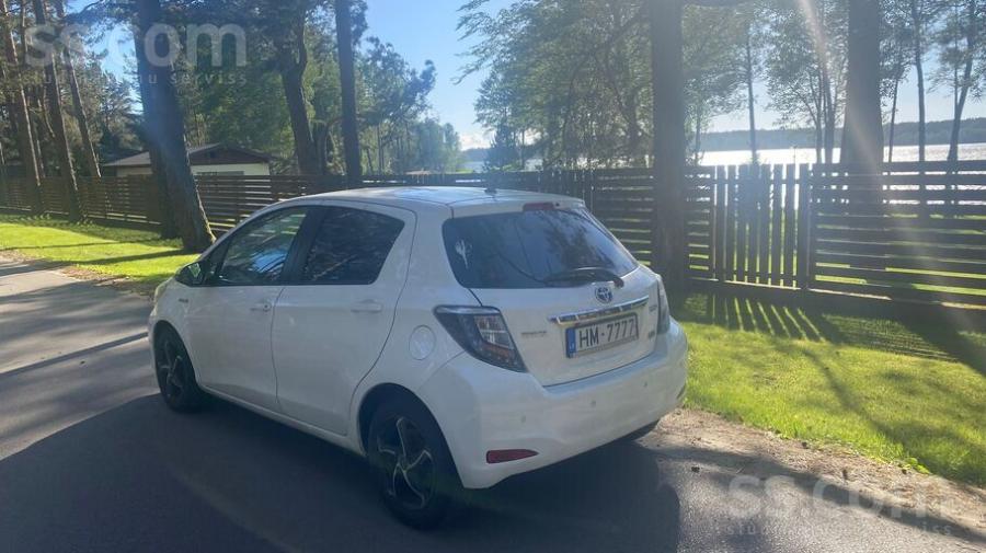 White Toyota Yaris 2014 in Riga, with an engine capacity of 1.50 L and mileage of 300 thousand km for 6500 €, photo 5 on AUTOMOTO.COM.LV