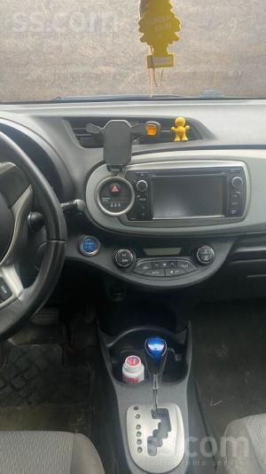 White Toyota Yaris 2014 in Riga, with an engine capacity of 1.50 L and mileage of 300 thousand km for 6500 €, photo 6 on AUTOMOTO.COM.LV