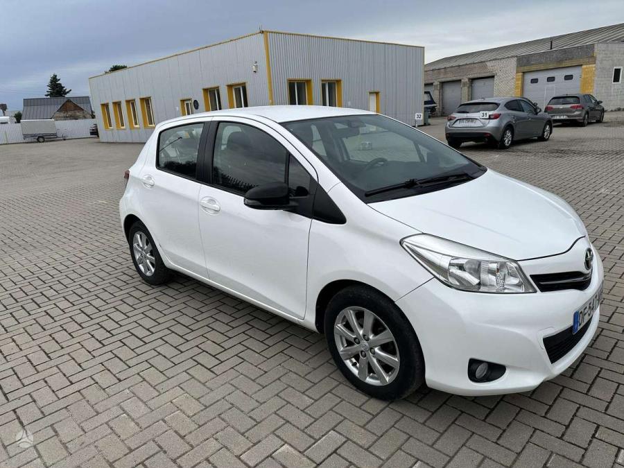 White Toyota Yaris 2014 in Taurage, with an engine capacity of 1.00 L and mileage of 220 thousand km for 4600 €, photo 4 on AUTOMOTO.COM.LV
