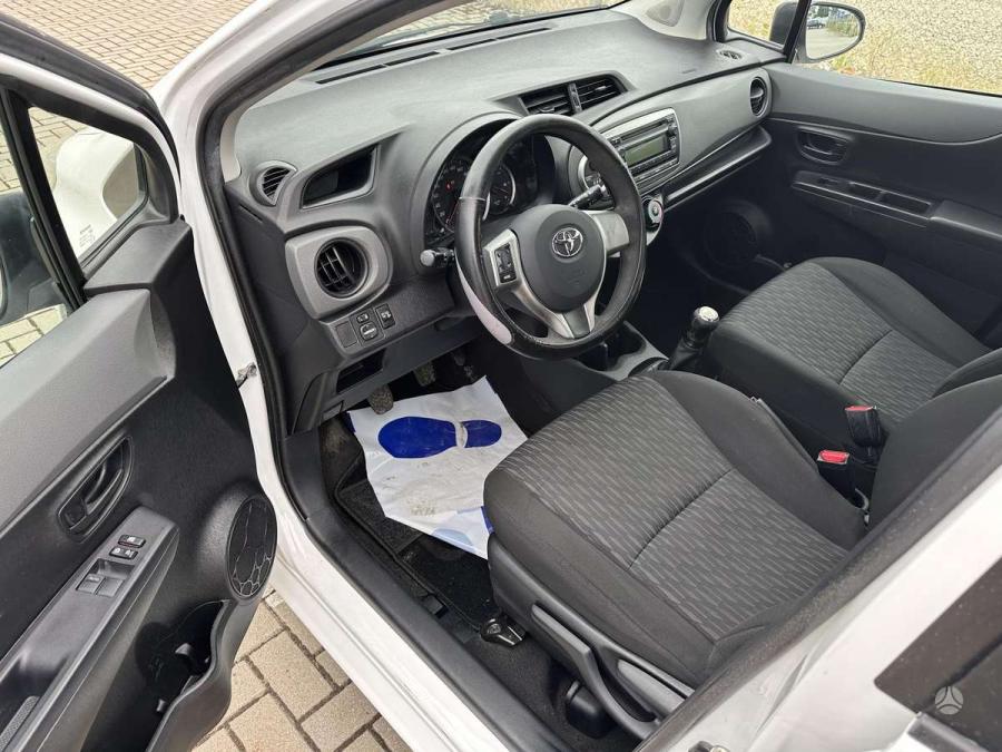 White Toyota Yaris 2014 in Taurage, with an engine capacity of 1.00 L and mileage of 220 thousand km for 4600 €, photo 8 on AUTOMOTO.COM.LV