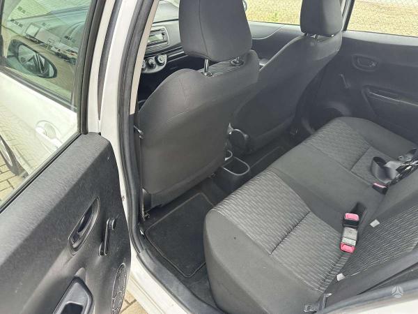 White Toyota Yaris 2014 in Taurage, with an engine capacity of 1.00 L and mileage of 220 thousand km for 4600 €, photo 8 on AUTOMOTO.COM.LV