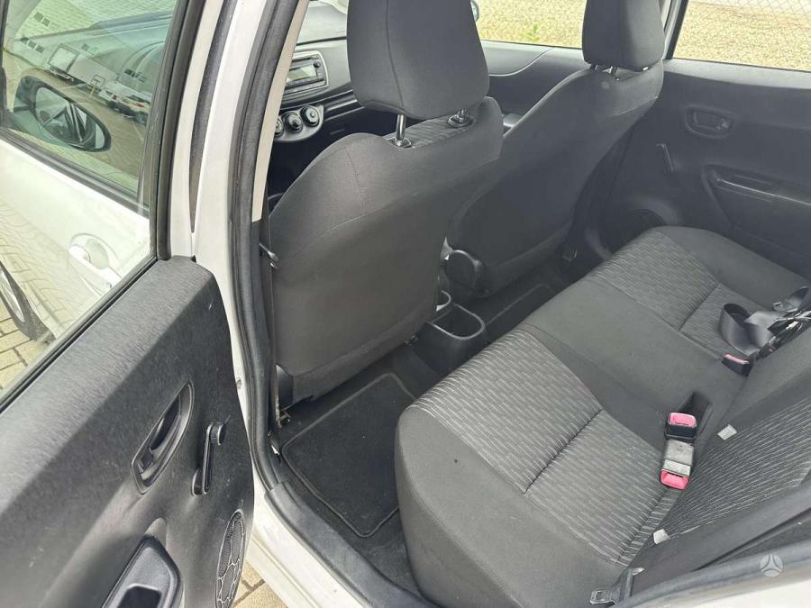 White Toyota Yaris 2014 in Taurage, with an engine capacity of 1.00 L and mileage of 220 thousand km for 4600 €, photo 9 on AUTOMOTO.COM.LV