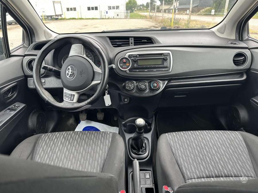 White Toyota Yaris 2014 in Taurage, with an engine capacity of 1.00 L and mileage of 220 thousand km for 4600 €, photo 12 on AUTOMOTO.COM.LV