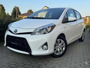 Balts Toyota Yaris 2014 Viļņa, ar dzinēja tilpumu 1.50 L un nobraukumu 106 tūkst. km par 7450 €, foto  vietnē AUTOMOTO.COM.LV
