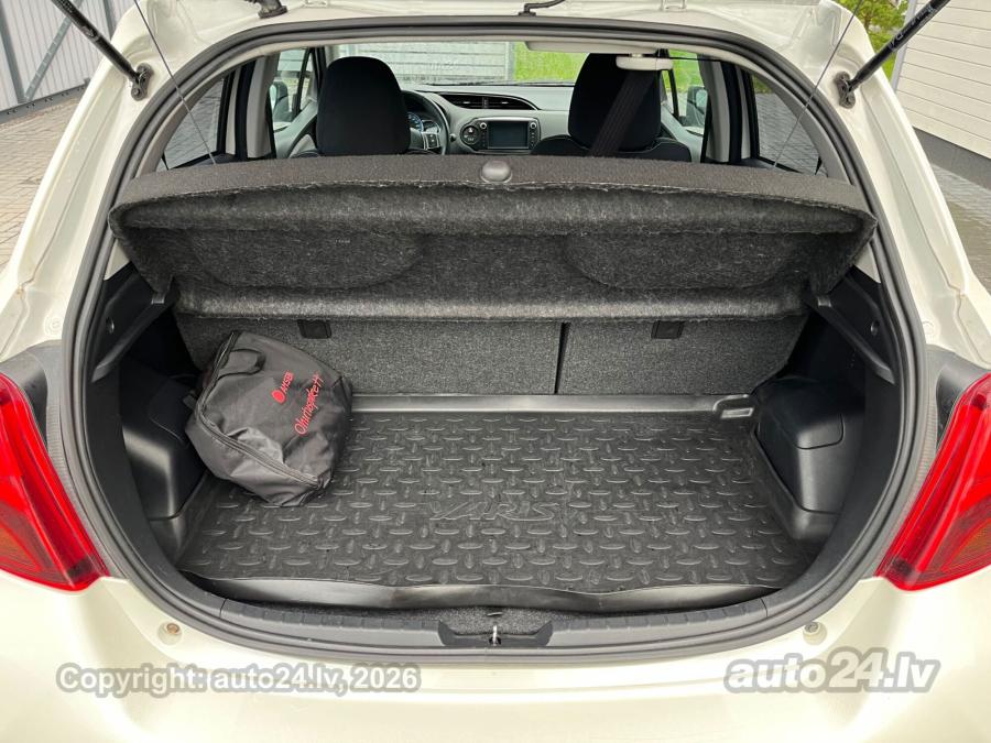 Balts Toyota Yaris 2014 Tallina, ar dzinēja tilpumu 1.50 L un nobraukumu 97 tūkst. km par 8790 €, foto 18 vietnē AUTOMOTO.COM.LV