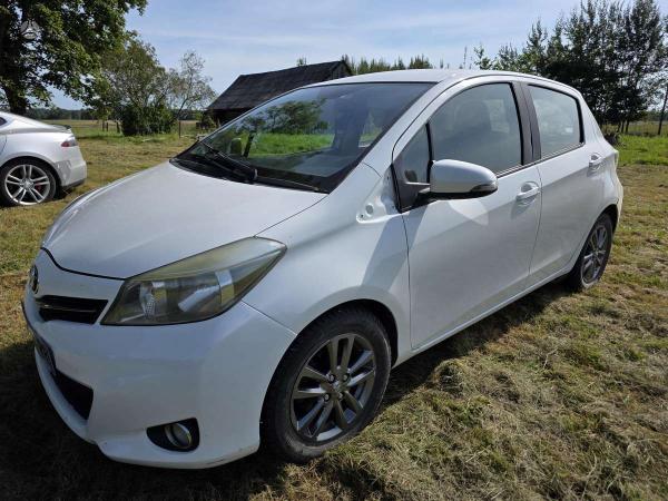 Balts Toyota Yaris 2014 Tauragė, ar dzinēja tilpumu 1.36 L un nobraukumu 300 tūkst. km par 2900 €, foto 2 vietnē AUTOMOTO.COM.LV