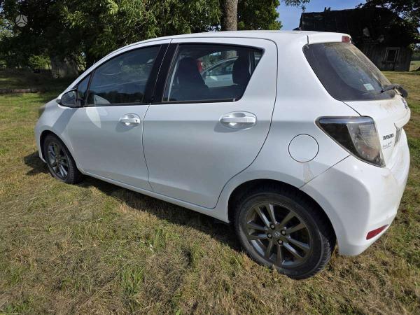 Balts Toyota Yaris 2014 Tauragė, ar dzinēja tilpumu 1.36 L un nobraukumu 300 tūkst. km par 2900 €, foto 3 vietnē AUTOMOTO.COM.LV