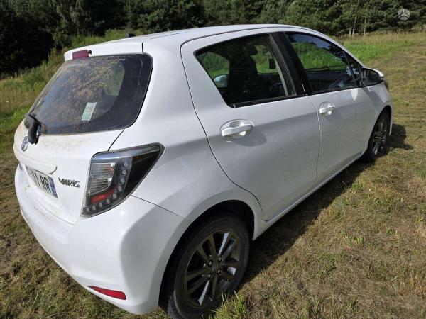 Balts Toyota Yaris 2014 Tauragė, ar dzinēja tilpumu 1.36 L un nobraukumu 300 tūkst. km par 2900 €, foto 6 vietnē AUTOMOTO.COM.LV